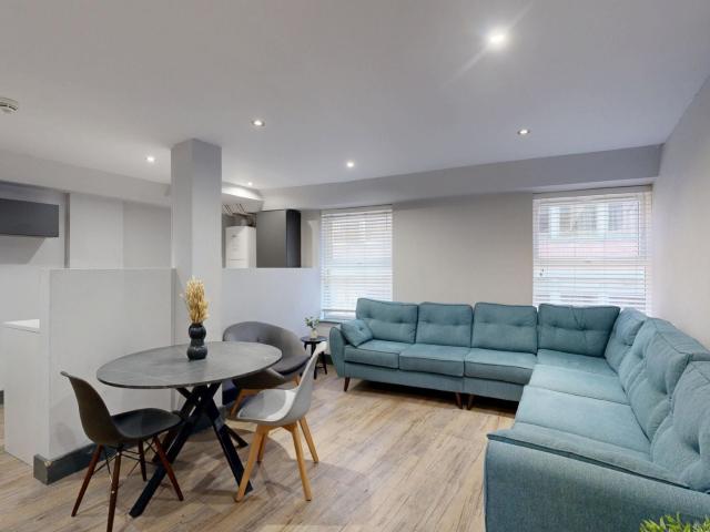 Room at Weekday Cross, Nottingham