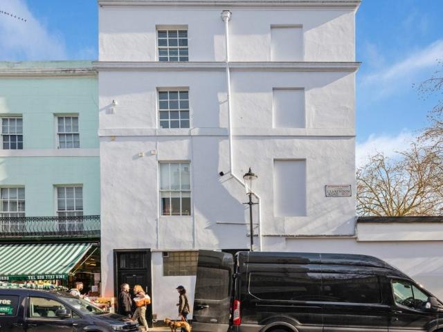 Apartment at Ladbroke Mews, Greater London