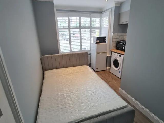 Apartment at Lakehall Road, Greater London