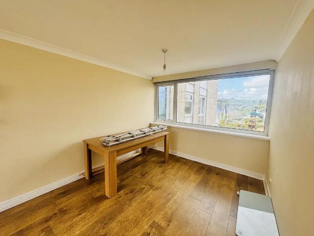 Apartment at Lakeside, Barry