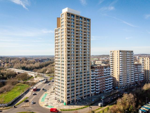 Apartment at Lakeside Drive, Greater London