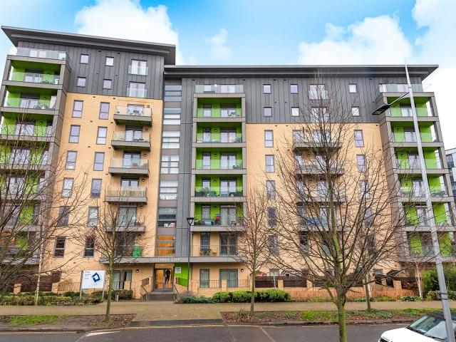 Apartment at Lakeside Drive, Greater London