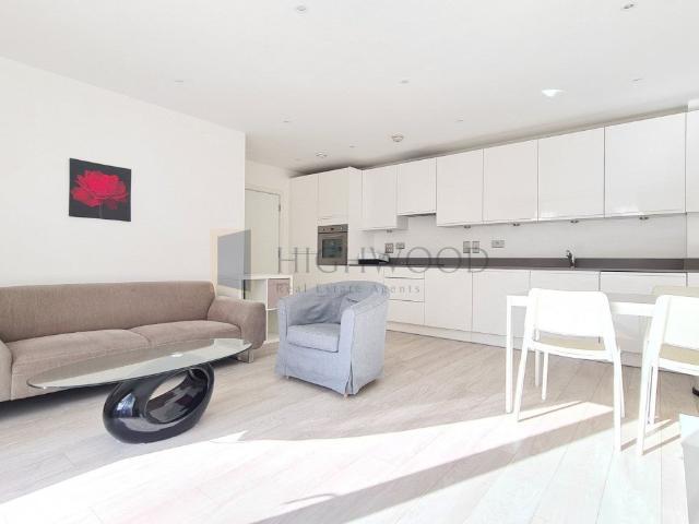 Apartment at Lakeside Drive, Greater London