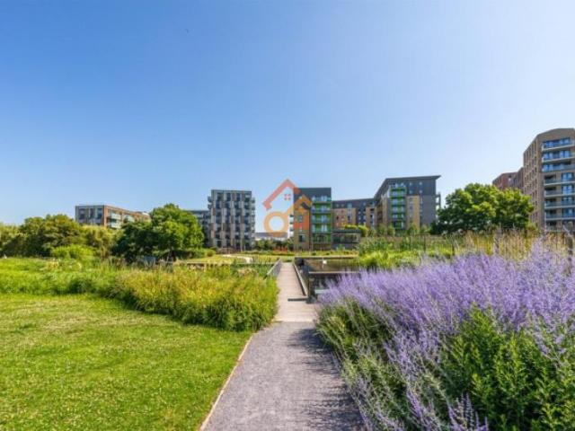 Apartment at Lakeside Drive, Greater London