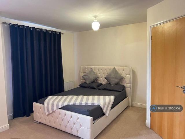 Room at Lancaster Court, Crawley