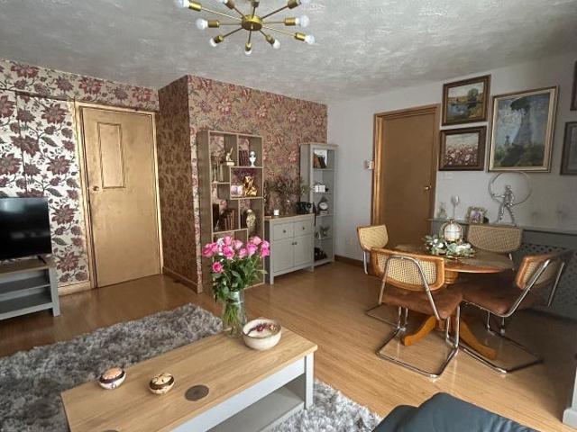Apartment at Lancaster Drive, Greater London