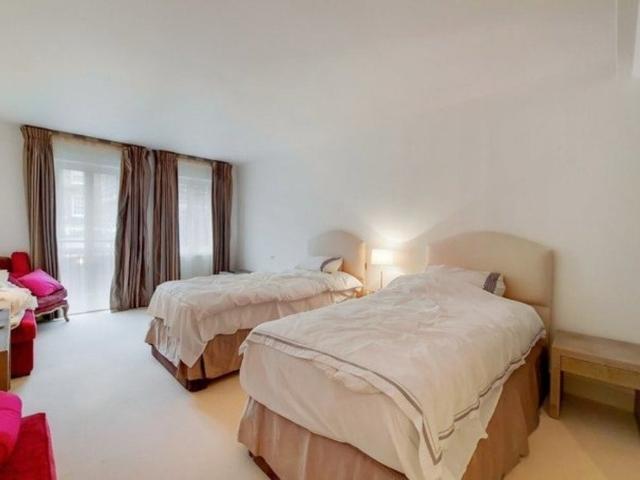 Apartment at Lancelot Place, City of Westminster