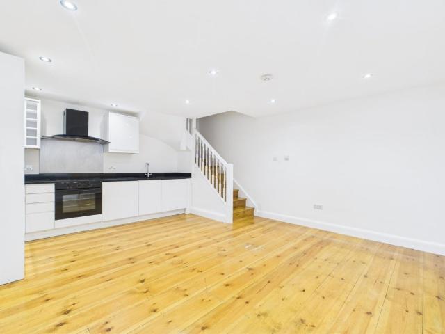 Apartment at Lansdowne Wood Close, Greater London