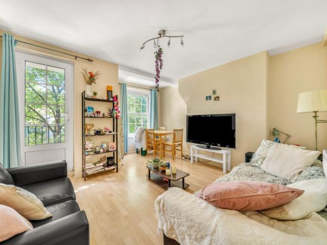 Apartment at Larkhall Lane, Greater London