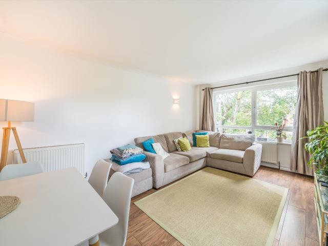 Apartment at Larkhall Rise, Greater London