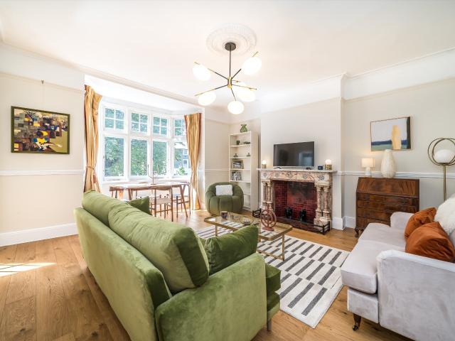 Apartment at Larkhall Rise, Greater London