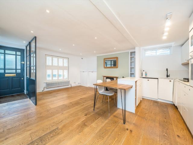 Apartment at Larkhall Rise, Greater London