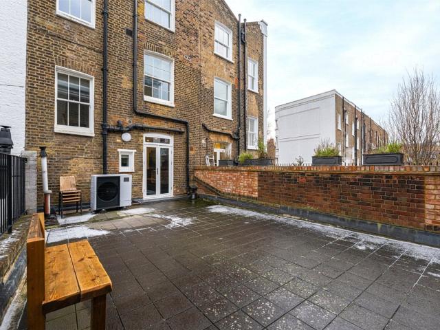 Apartment at Larkhall Rise, Greater London