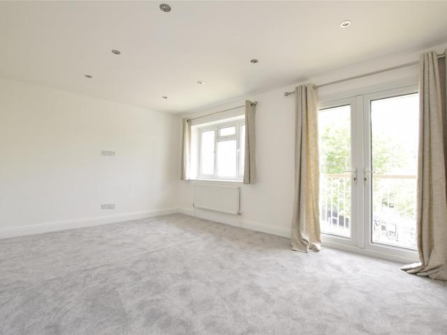 Apartment at Lebanon Gardens, Greater London