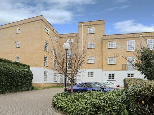 Apartment at Leigh Hunt Drive, Greater London