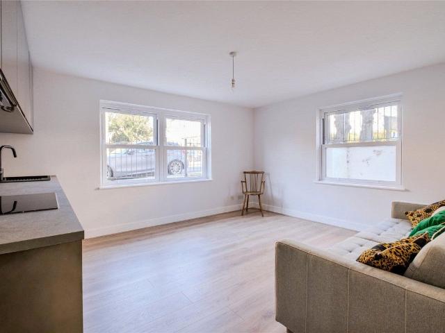 Apartment at Leigham Avenue, Greater London
