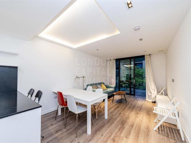 Apartment at Leman Street, Greater London