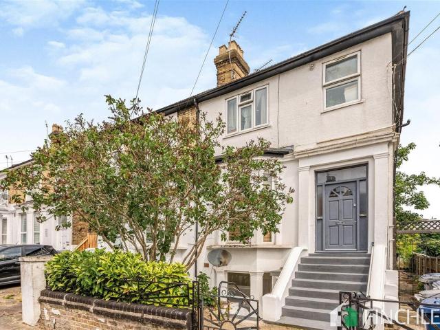 Apartment at Lichfield Grove, Greater London