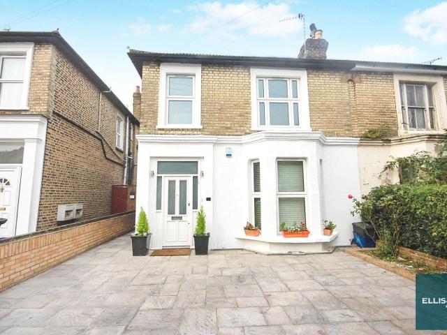 Apartment at Lichfield Grove, Greater London