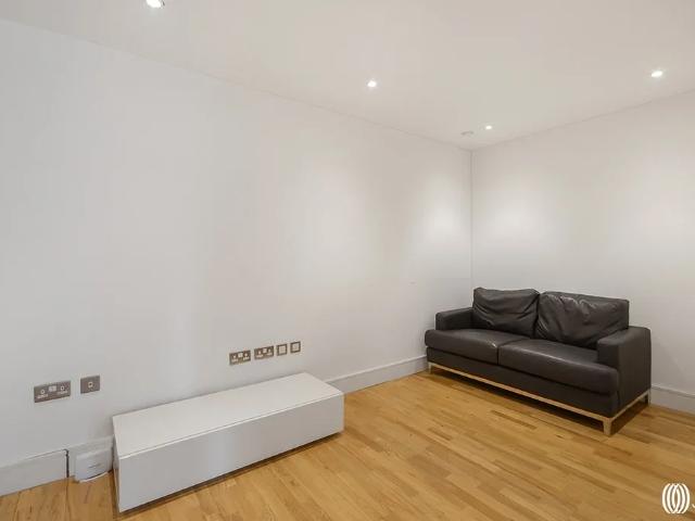 Apartment at Lincoln Plaza, Greater London