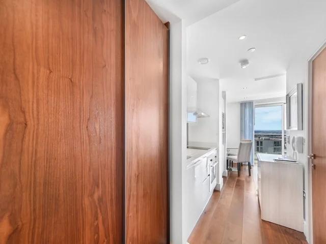 Apartment at Lincoln Plaza, Greater London