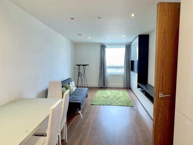 Apartment at Lincoln Plaza, Greater London
