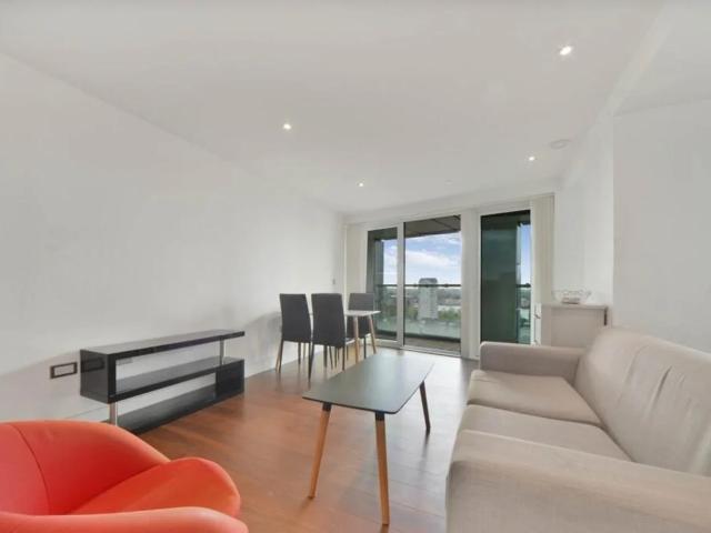 Apartment at Lincoln Plaza, Greater London