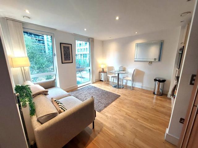 Apartment at Lincoln Plaza, Greater London