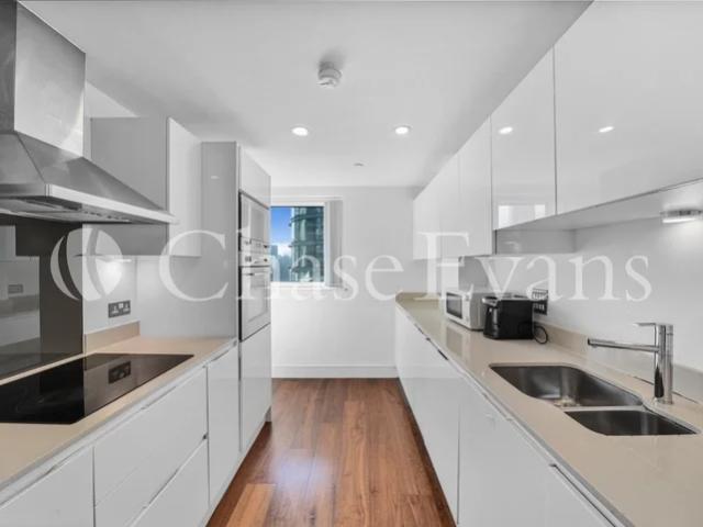 Apartment at Lincoln Plaza, Greater London