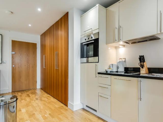Apartment at Lincoln Plaza, Greater London