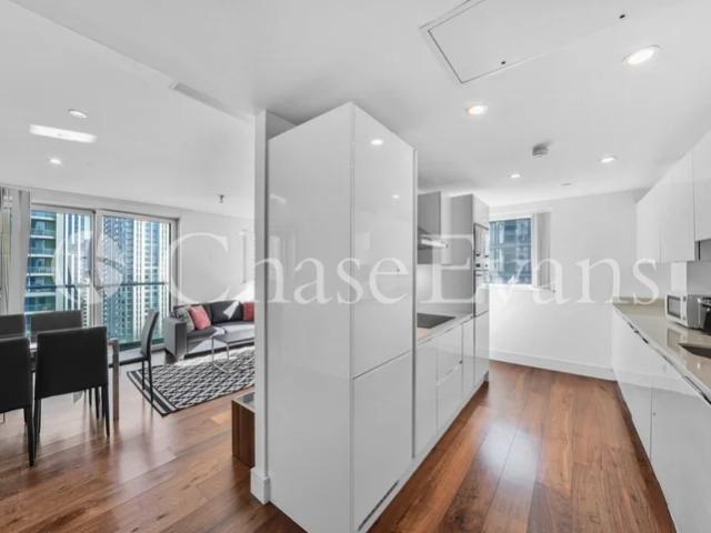 Apartment at Lincoln Plaza, Greater London