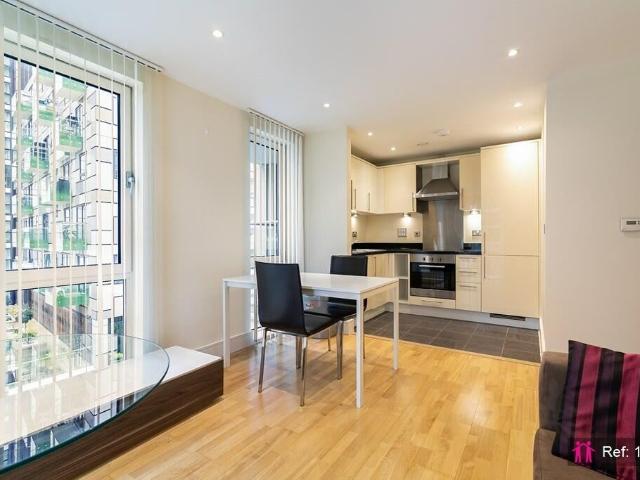 Apartment at Lincoln Plaza, Greater London