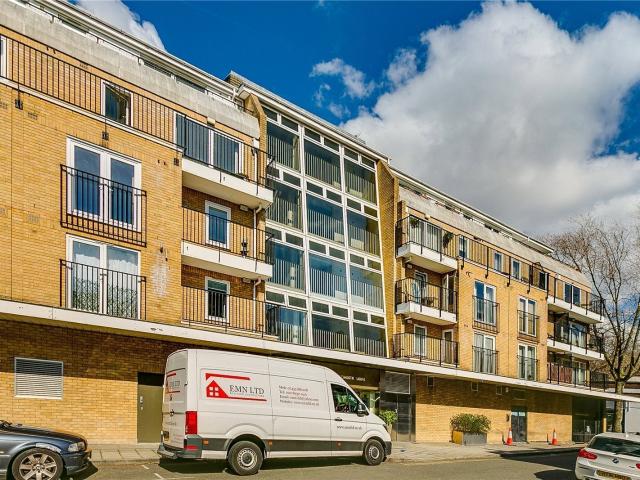 Apartment at Linden Gardens, Greater London