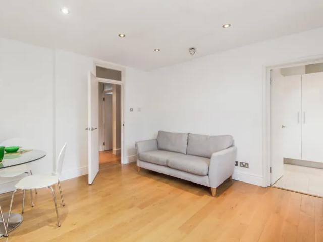 Apartment at Linden Gardens, Greater London