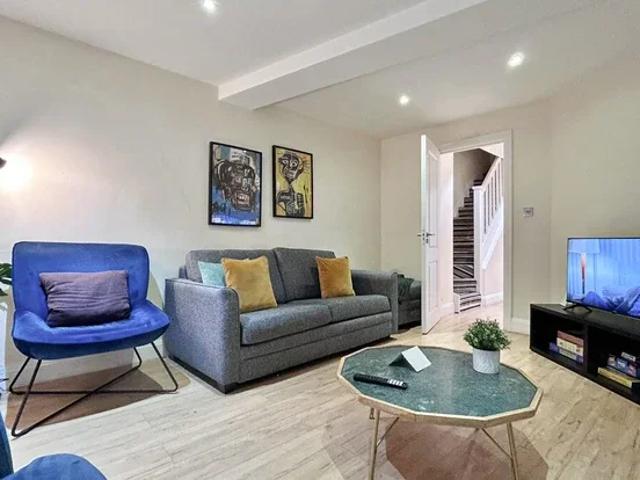 Apartment at Lupus Street, City of Westminster