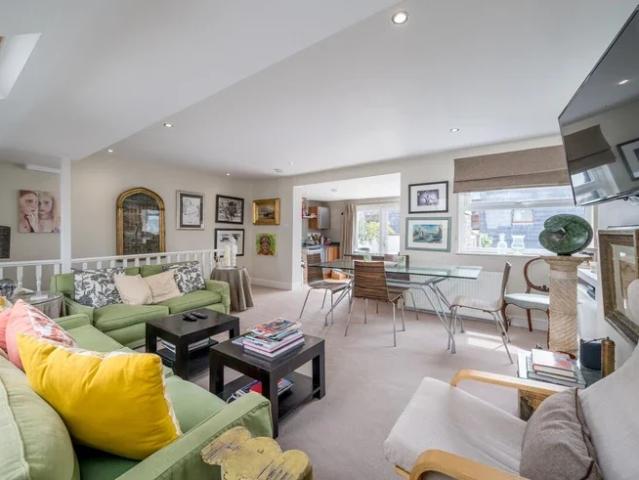 Apartment at Lurline Gardens, Greater London