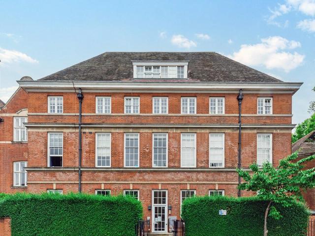 Apartment at Lurline Gardens, Greater London