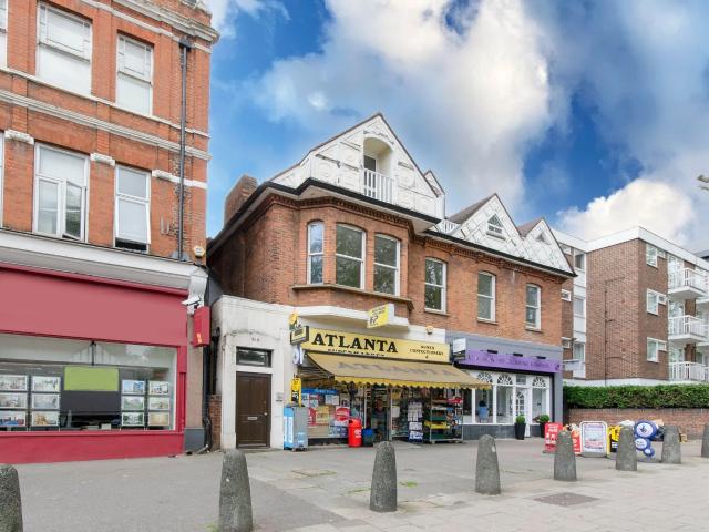 Apartment at Lyncroft Gardens, Greater London
