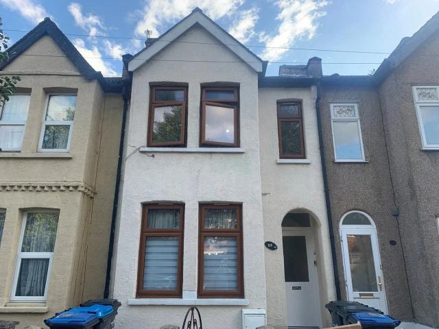 Apartment at Lyndhurst Road, Greater London