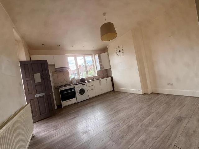 Apartment at Lyndhurst Road, Greater London