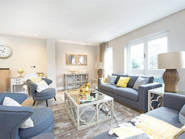 Apartment at Lyndhurst Road, Greater London