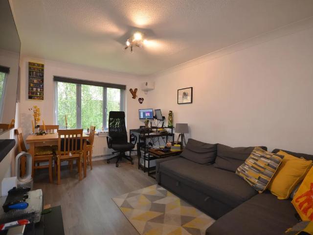 Apartment at Lynn Close, Greater London