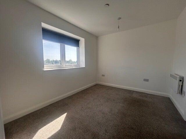 Apartment at M1, Slip End