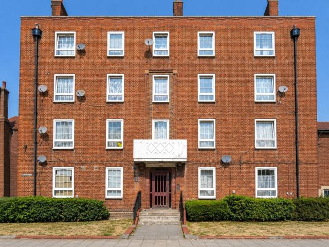 Apartment at Mountearl Gardens, Greater London