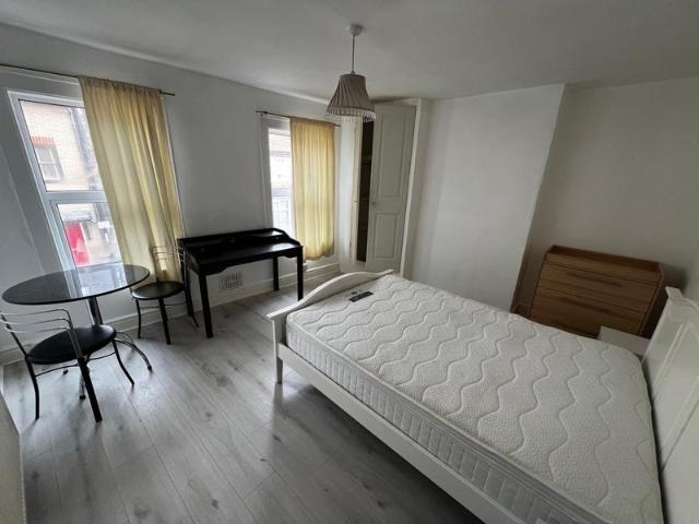 Room at Montreal Road, Cambridge