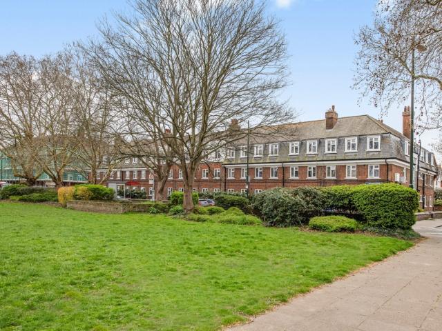 Apartment at Mortlake High Street, Greater London