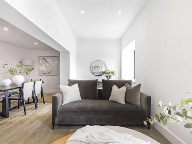 Apartment at Mortlake High Street, Greater London