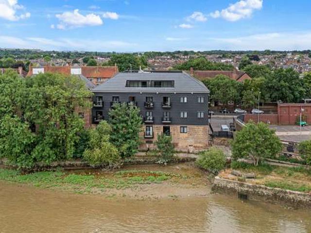 Apartment at Mortlake High Street, Greater London