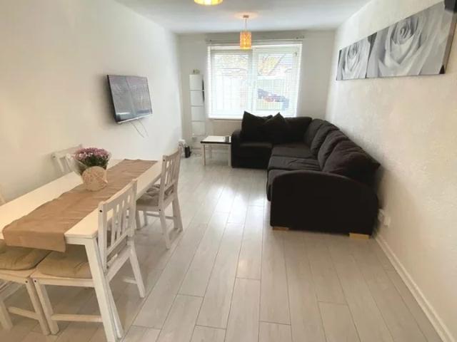 Apartment at Mortlake Road, Greater London
