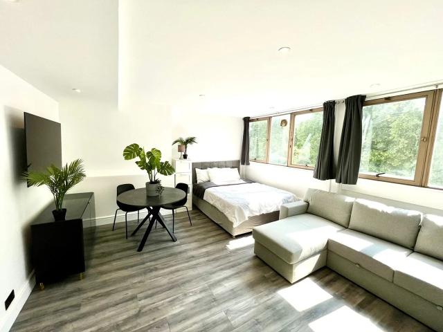 Room at Maida Vale, City of Westminster